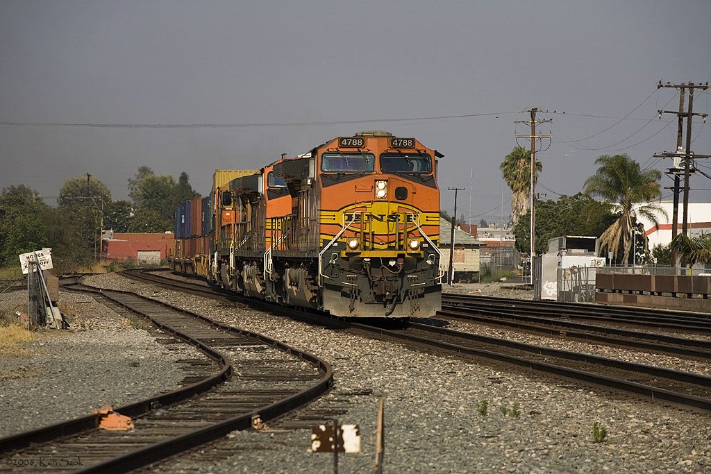 BNSF 4788 westbound